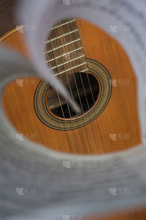 棕色的吉他弹奏出音符