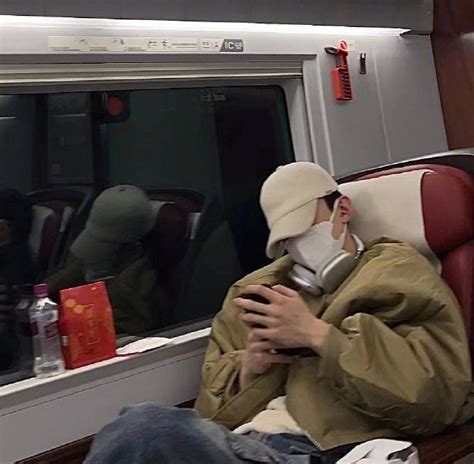 网友坐高铁偶遇白敬亭 戴鸭舌帽耳机潮味十足 搜狐大视野 搜狐新闻