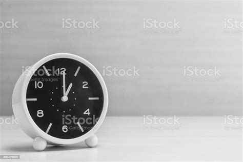 나무 책상과 벽 질감 배경 복사 공간 흑백 톤에서에 1 시에 대 한 근접 촬영 알람 시계 장식 검은색에 대한 스톡 사진 및 기타