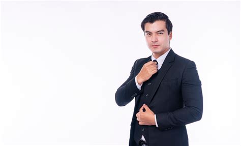 비즈니스 성공 개념 자신감 긍정적 인 잘 생긴 사업가 프로젝트 매니저 변호사 이사 신랑 마케팅 신사는 고립 된 흰색 배경 위에 서 검은 양복을 착용합니다 변호사에 대한 스톡