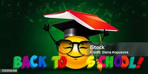 학교로 돌아가기 칠판 배경에 책을 쓴 교수의 모자에 쾌활한 이모티콘 크리에이티브 포스터 또는 배너 그래픽 일러스트레이션 Brand Name Online Messaging