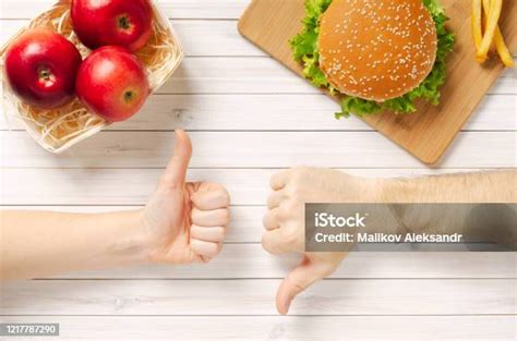 남성과 여성의 손 손가락은 건강한 음식과 싫어하는 정크 푸드에 대한 사랑을 보여줍니다 채식주의에 찬성 선택 상단에서 밝은 배경보기 고름에 대한 스톡 사진 및 기타 이미지