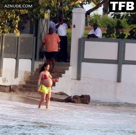 Rihanna Sexy Seen Flaunting Her Big Tits In A Bikini Top At The Beach