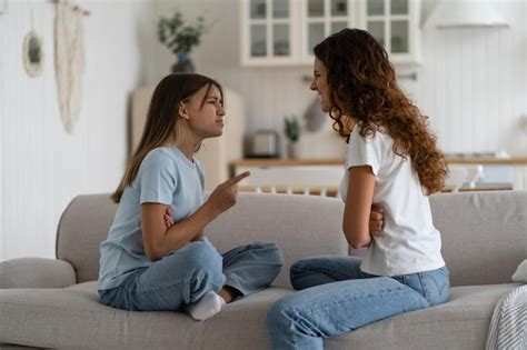 Filha Adolescente Emocional Brigando Com A Mãe Em Casa Sentada Uma Na