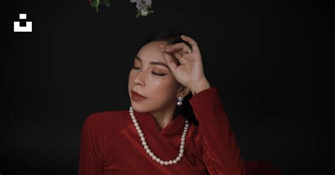 빨간 드레스를 입은 사람 사진 Unsplash의 무료 빨간 천 이미지