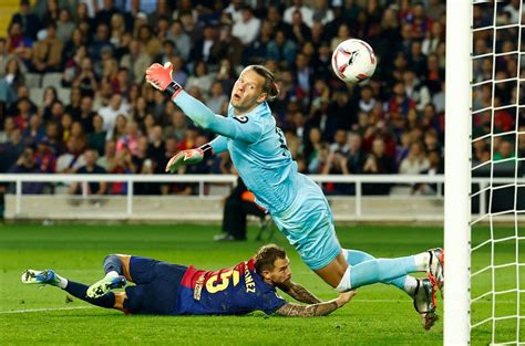 Lewandowski And Torre At The Double As Barcelona Thrash Sevilla 5 1