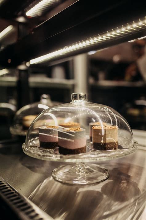 무료 사진 선반 케이크 가게 유리 실내 음식 레스토랑 정 흐림 빛 초콜릿