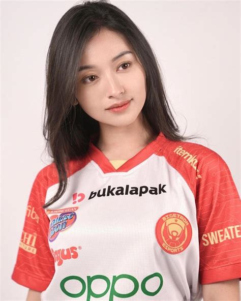 Potret Cantik Btr Regie Berseragam Bigetron Esports Gadis Surabaya