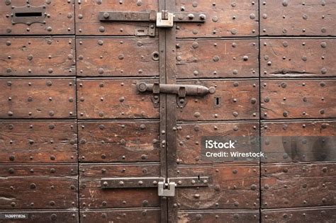 이탈리아 로마에서 금속 자물쇠가 있는 나무 문 클로즈업 0명에 대한 스톡 사진 및 기타 이미지 0명 거친 건설 산업 Istock