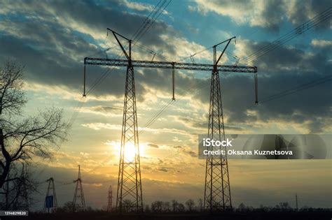 이브닝 전기 전송 철탑의 실루엣 발전소에서 도시로 의 전력 전송 0명에 대한 스톡 사진 및 기타 이미지 0명 강철 건설 산업 Istock