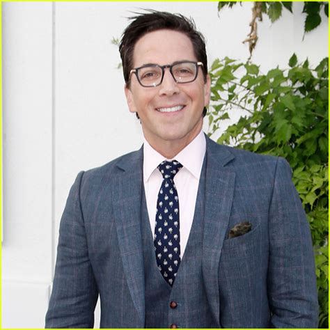 ‘hacks Season 3 Cast 10 Actors Returning 2 Stars Promoted To Series Regular 9 Guest Stars