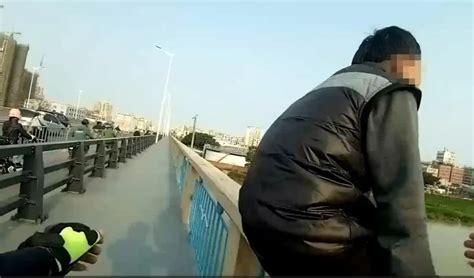 汕头一男子欲跳桥轻生！辅警施救！腾讯新闻