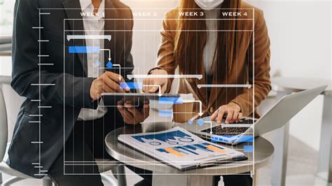 프로젝트 관리자는 마일스톤 진행 계획 및 Gantt 차트 일정 다이어그램으로 작업 및 업데이트 작업을 수행합니다 사무실에서 스마트 폰 태블릿 및 노트북으로 작업하는 비즈니스