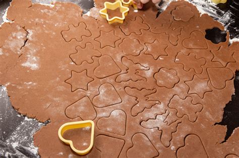 생강 크리스마스 쿠키를 만들기위한 특별한 스텐실을 사용하여 반죽에서 그림을 절단 가정가족 휴일 컨셉에 대비 12월에 대한 스톡 사진 및 기타 이미지 Istock
