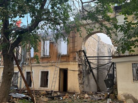 РФ атакувала Одесу шахедами спалахнули пожежі є постраждалі Читайте на Ukr Net