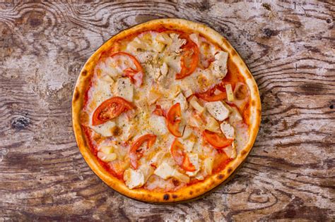 토마토가 든 피자 파인애플 조각 나무 테이블에 치킨 필레 파인애플에 대한 스톡 사진 및 기타 이미지 파인애플 피자 고기 Istock