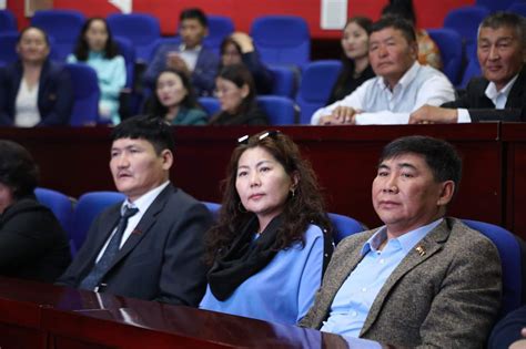 Сэлэнгэ аймгийн Мандал сумын ИТХ ын төлөөлөгчид ажлын албаны хамт олон Даланзадгад хотод