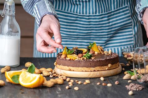 과자는 견과류와 오렌지와 민트 잎으로 초콜릿 케이크를 장식 합니다 채식주의자를 위한 건강 한 생 디저트 개념에 대한 스톡 사진 및 기타 이미지 Istock