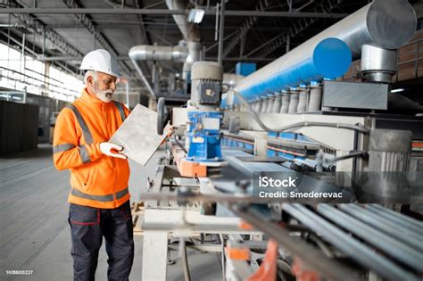 건설 산업을위한 세라믹 타일 생산 공장 노동자는 색깔 짜임새와 질을 검사하는 현대 타일을 지탱한다 도예에 대한 스톡 사진 및 기타 이미지 Istock