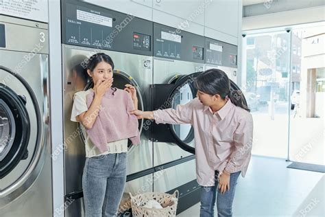 무인세탁소 빨래 세탁기 빨래바구니 건조기 세탁업자 가게 걱정 어두운표정 이미지 Jv12294449 게티이미지뱅크