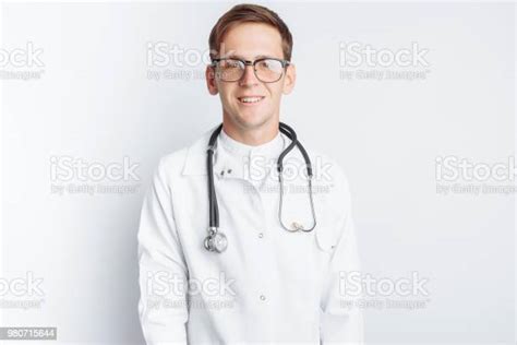 목에 청진 기를 가진 백색 배경에 스튜디오에서 인턴 젊은 의사의 초상화 가득 찬에 대한 스톡 사진 및 기타 이미지 가득 찬 간호사 건강관리와 의술 Istock