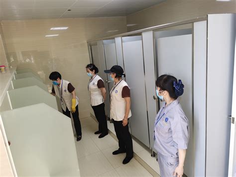 规范流程 守卫健康物业服务中心开展卫生间保洁培训 中国地质大学后勤保障部