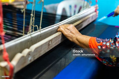 닫기 최대 손을의 여자 노동자 태국 전통 실크 길 쌈 기계에 수 제 실크 섬유 직조 기 길 쌈 고대의에 대한 스톡 사진 및 기타 이미지 Istock