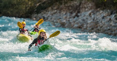 아드레날린이 솟구치는 액션과 함께 스릴을 추구하는 남녀 혼성 성인들이 빠르게 흐르는 강의 하얀 급류를 통해 맹렬하게 노를