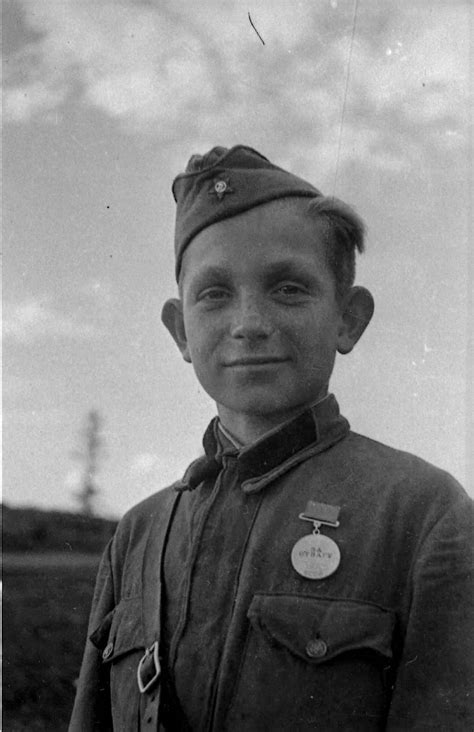 Юный разведчик Ваня Михайленко награжденный медалью «За отвагу — военное фото