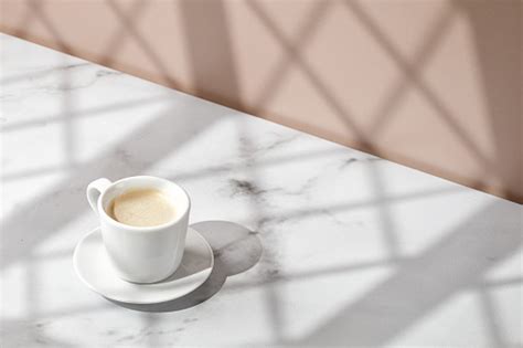 커피 컵 머그잔에 뜨거운 음료 베이지색과 대리석 배경과 창 그림자 맑은 햇살 햇빛 커피 컵에 카푸치노 0명에 대한 스톡 사진 및 기타 이미지 Istock