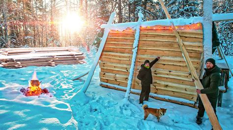 СТРОИМ НОВЫЙ ДОМ в ЛЕСУ на СВОЕМ УЧАСТКЕ ПОДНИМАЕМ ФУНДАМЕНТ СДЕЛАЛИ СТЕНЫ и КРЫШУ Лесные