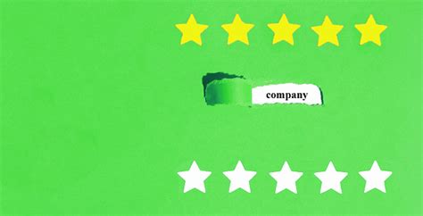 그림자와 종이 컬 녹색 종이에 오른쪽에서 왼쪽으로 직사각형 찢어진 구멍 단어 회사와 흰색 결과 배경 노란색과 흰색 별입니다 개념을 검토합니다 배너 복사 공간 0명에 대한
