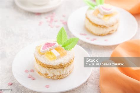 회색 콘크리트 배경과 오렌지 섬유에 커피 한 잔과 우유와 코코넛 크림장식 케이크 측면 보기 클로즈업 선택적 초점 0명에 대한