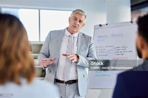 선임 사업가 직원 교육 코칭 또는 계획을 위한 프레젠테이션 및 회의는 사무실에서 화이트보드로 진행됩니다 기업 Ceo 남성 발표자 팀 전략 발표자 또는 그룹 세미나에서 직원
