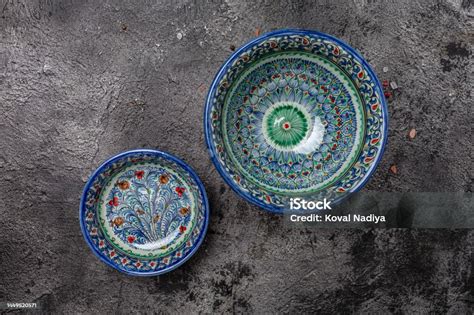 두 손으로 그린 파란색 도자기 접시 전통적인 우즈벡 식기 요리 그릇 어두운 배경에 국가 꽃 장식이 있는 접시 긴 배너 형식 상위 뷰 0명에 대한 스톡 사진 및 기타 이미지