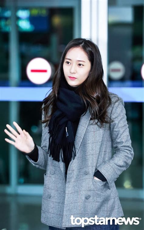[hd포토] 에프엑스 F X 크리스탈 시크한 손인사 뒤에 귀여운 미소 에프엑스 Fx 크리스탈 Krystal Jung