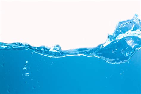 흰색 배경에 고립 된 푸른 물 파와 거품 물 튀김 파도 및 기포가있는 푸른 물 표면은 식수를 청소합니다 그래픽 디자인 편집 제품 착용에 사용할 수 있습니다 0명에 대한 스톡