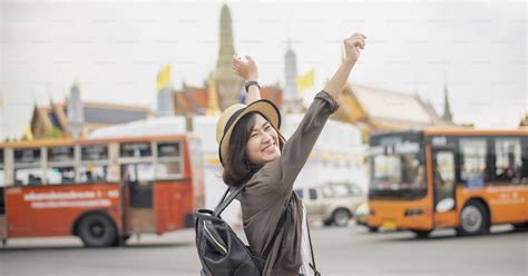 젊은 아시아 여행 여자는 방콕 태국에서 아름 다운 장소에서 즐기고 있다 사진 Unsplash의 관광 이미지