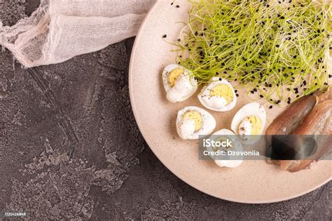 부추 콩나물 메 추 라 기 계란 어두운 구체적인 배경에 접시에 멸 치와 특이 한 샐러드 0명에 대한 스톡 사진 및 기타 이미지 0명 감 건강한 식생활 Istock