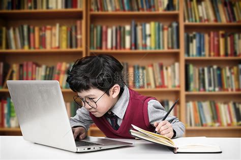 认真做作业的小孩图片素材 正版创意图片500885989 摄图网
