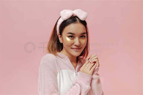 粉红色高清图片 戴着头带和基古鲁米的迷人棕眼女人微笑着，在粉红色背景中戴着眼罩摆姿势 产品实拍免费下载格式编号51365733 千图网