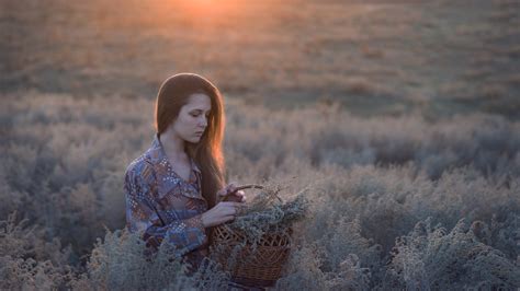 Картинки девушка длинные волосы поле высокая трава фотограф катарина винниченко модель