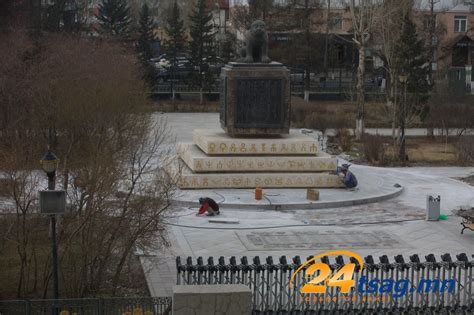 ФОТО Төрийн ордны арын цэцэрлэгийг иргэдэд нээлттэй болгохоор засвар хийж байна