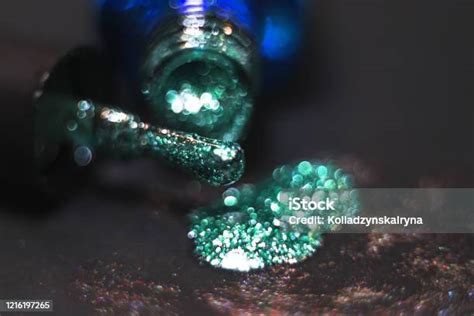 황금 빛반짝이 질감과 디자인에 메이크업 브러쉬 검은 색 배경에 반짝이 장식 브러쉬 매니큐어 젤 네일 확장 선택적 초점 이미지 아이섀도에 대한 스톡 사진 및 기타 이미지