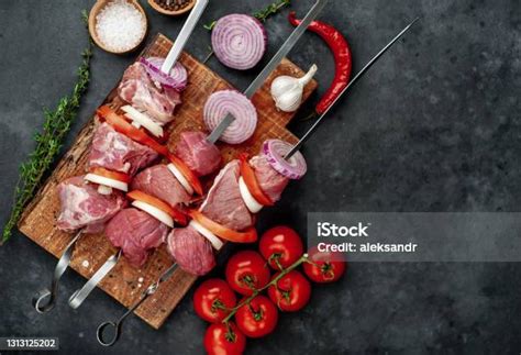 고기의 원시 꼬치 돌 배경에 야채와 향신료와 바베큐 고기 텍스트에 대한 여유 공간입니다 0명에 대한 스톡 사진 및 기타 이미지 Istock