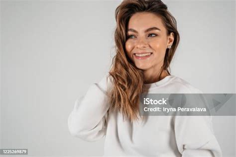 예쁜 흥분 여자 행복 한 미소 젊은 매력적인 여자 보고 카메라 이빨 미소 위에 고립 된 흰색 배경 갈색 머리에 대한 스톡 사진 및 기타 이미지 Istock