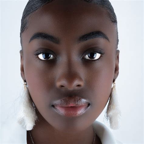 가까이 걱정 없는 깨끗한 피부 단순함 매끄러운 매달려 귀걸이 모델 미니멀리스트 보고 있는 보석 부드러운 조명 스킨케어 스타일 스튜디오 촬영 시크한