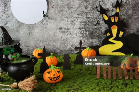 보름달 문자열 마녀 교반 가마솥 빗자루 수제 컷 아웃 모양 유령의 집 박쥐 오렌지 퐁당 착빙 호박 잭 O랜턴 묘비 모양 인공 잔디 표면이미지 할로윈 밤 묘지 장면 할로윈에