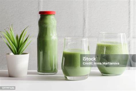 흰색 세라믹 타일 배경에 안경에 녹색 스무디 복사 공간 비건 식품 개념 건강한 식이 요법 해독 음식 건강한 아침 식사 녹색에 대한 스톡 사진 및 기타 이미지 Istock