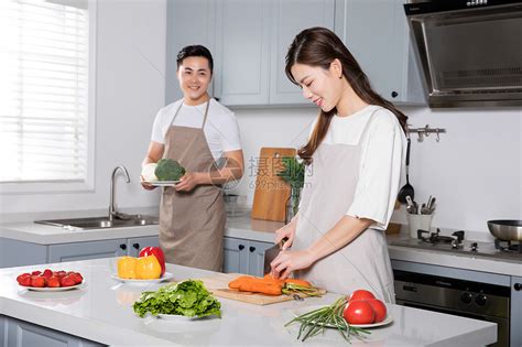 丈夫和妻子做饭高清图片下载 正版图片501225234 摄图网